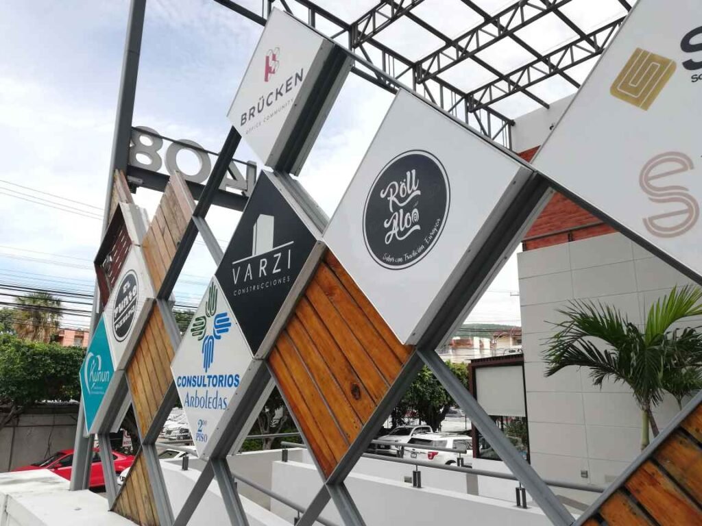 Aplicación De Vinil Recortado A Detalle Para Roll Aloo Tuxtla Gutiérrez ...